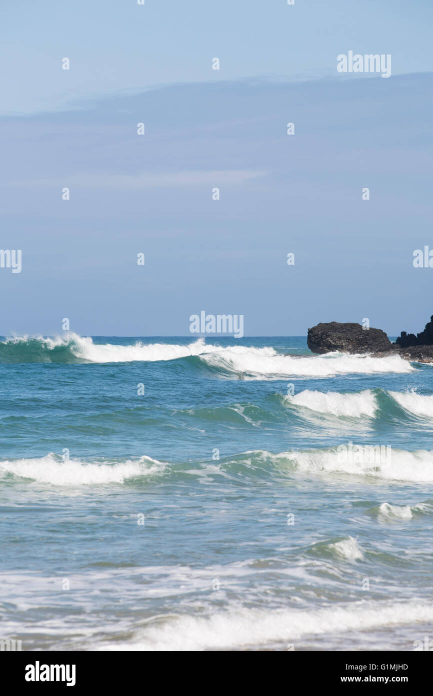 Waves crashing city hi-res stock photography and images - Alamy