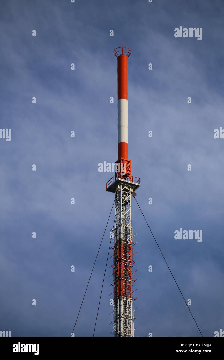 Top of red and white radio tower Stock Photo - Alamy