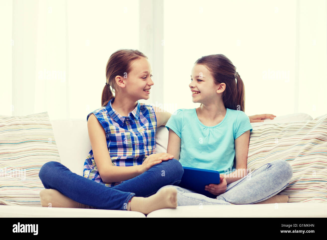 Teen girls talking hi-res stock photography and images - Alamy