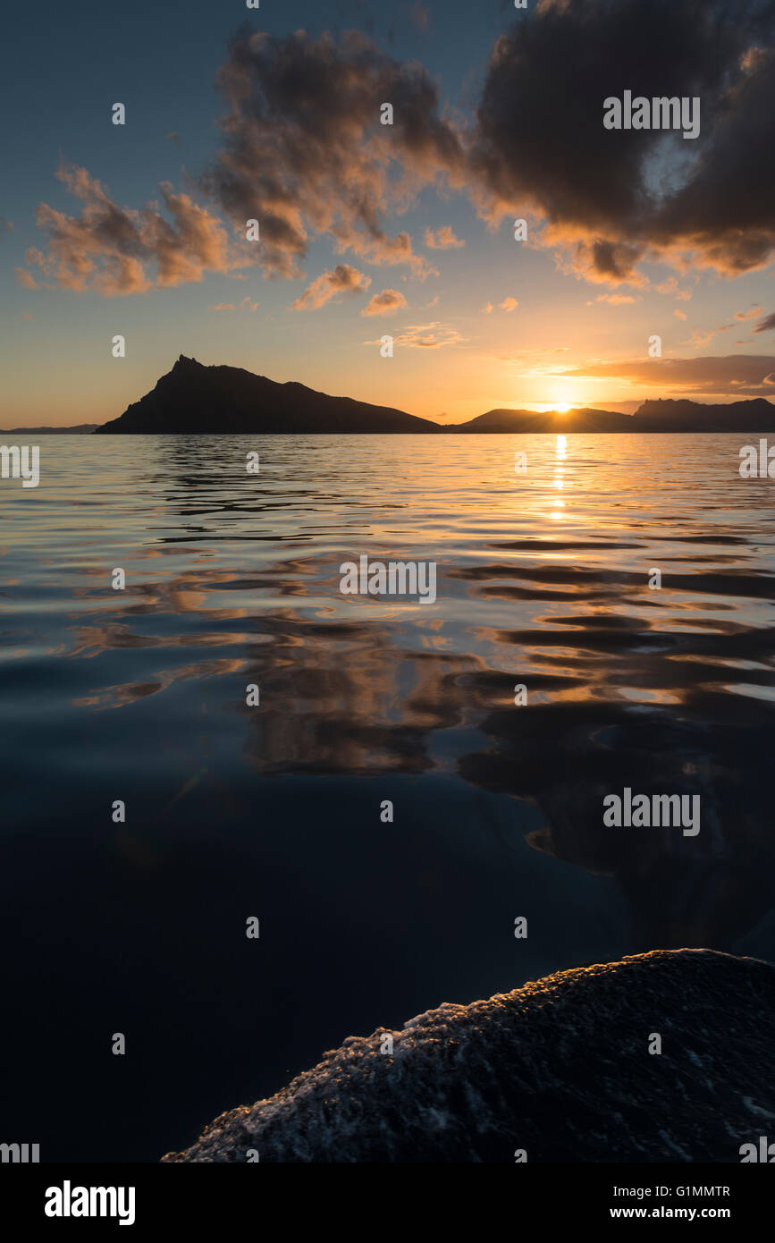 Sun setting behind island hi-res stock photography and images - Alamy