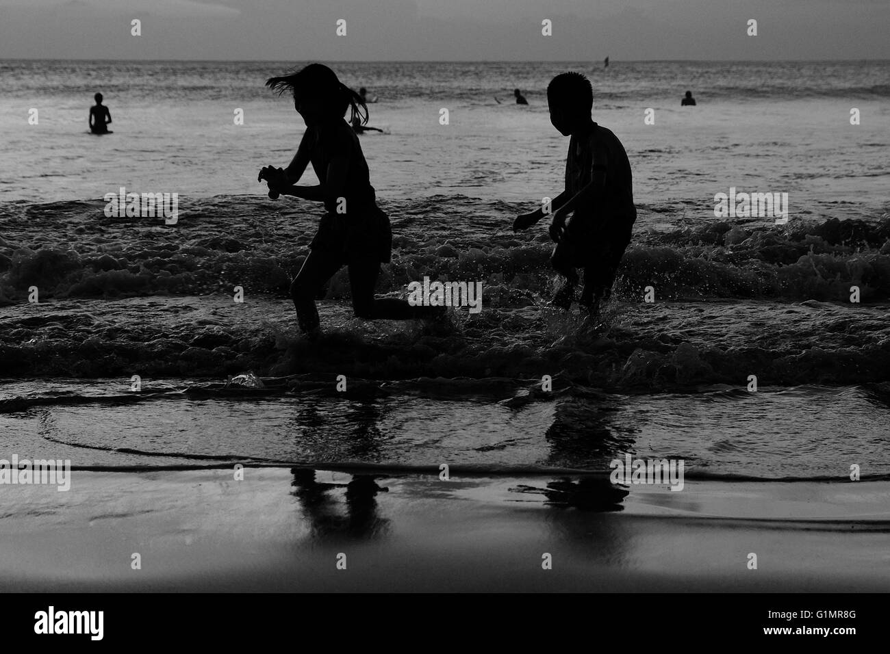 Children ocean waves hi-res stock photography and images - Alamy