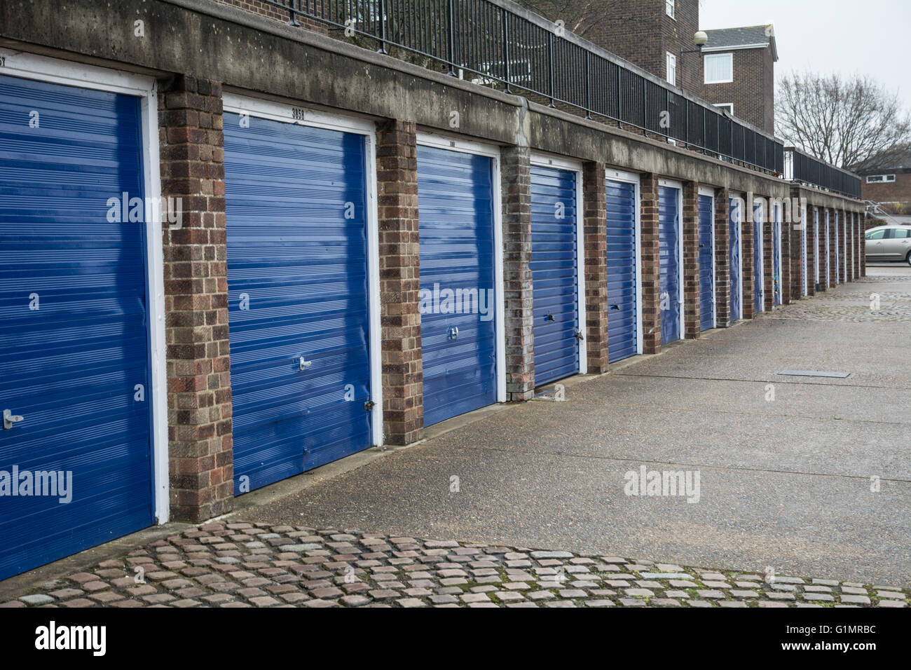 Row of same houses hi-res stock photography and images - Alamy