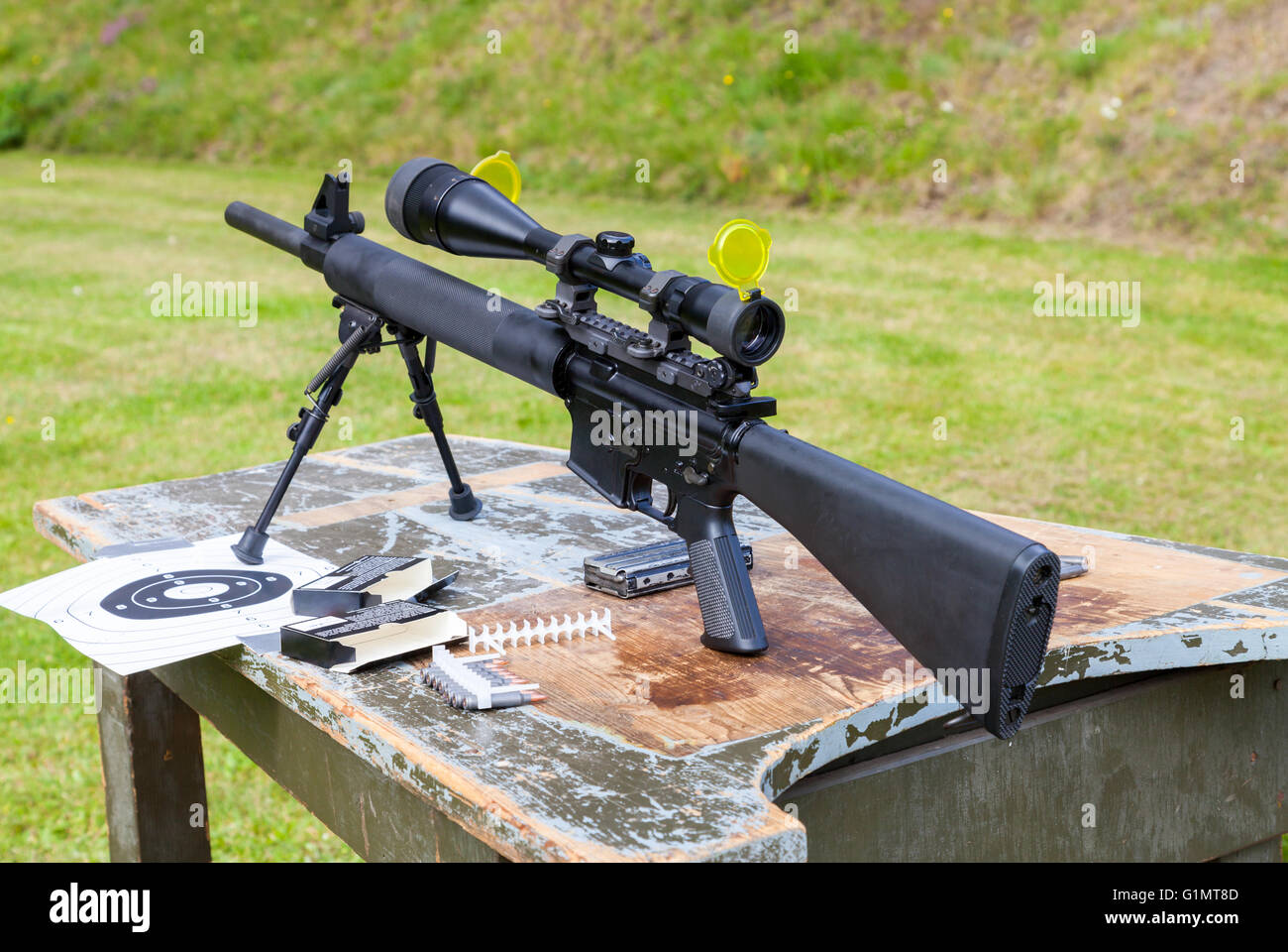 weapon and target sign on a table Stock Photo - Alamy