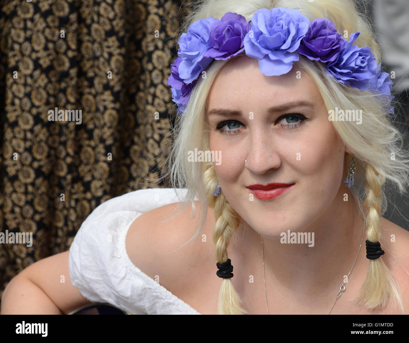Pretty young female blonde singer hi-res stock photography and images ...