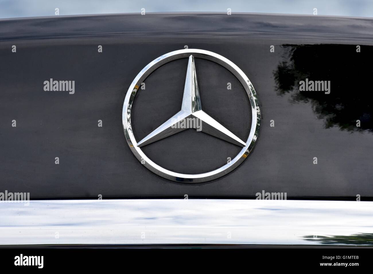 A Mercedes-Benz logo on a C400 Stock Photo - Alamy