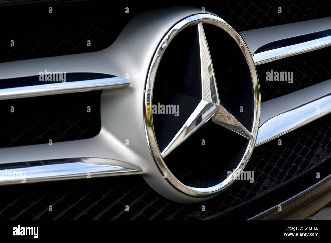 A Mercedes-Benz logo on a C400 Stock Photo - Alamy