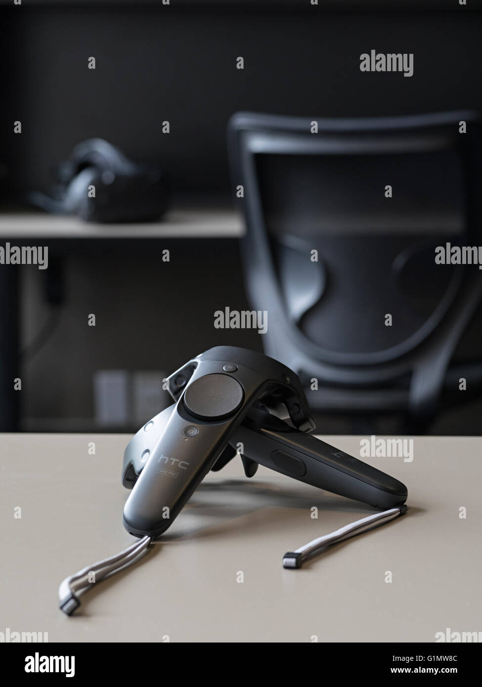 Goggles and hand controllers vr hi-res stock photography and images - Alamy