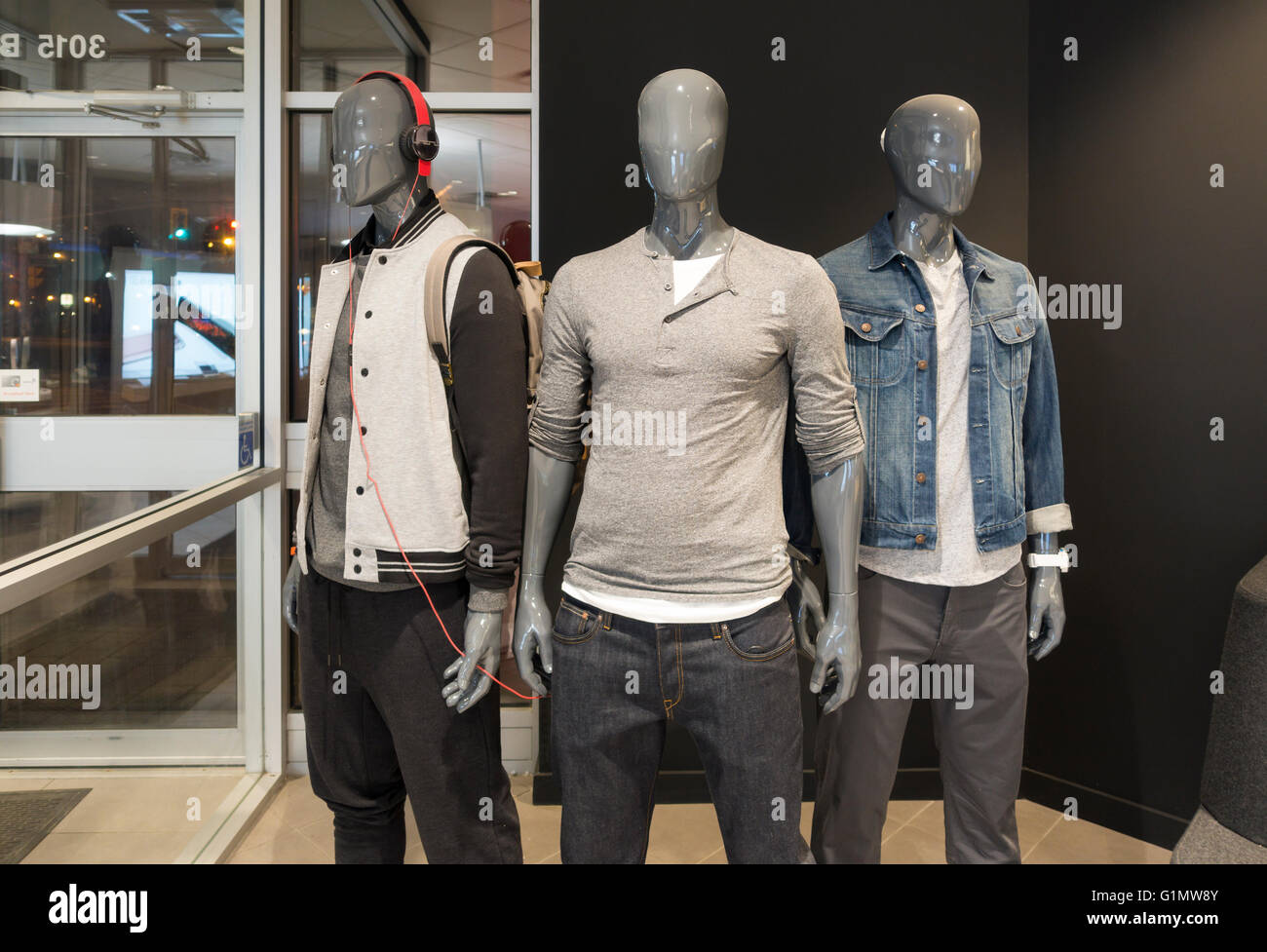 Retail store mannequin display hi-res stock photography and images - Alamy
