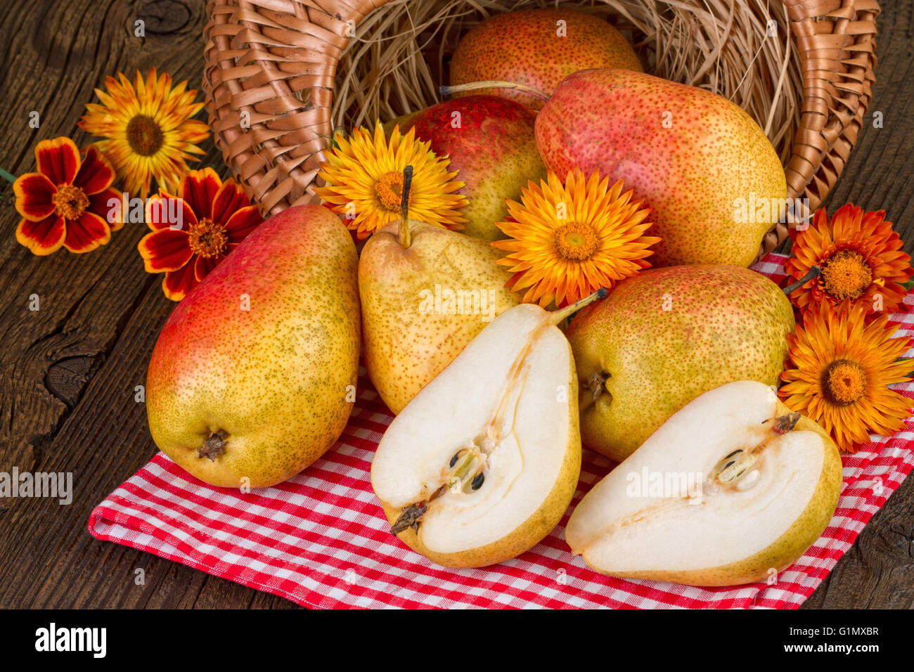 Pears and tablecloth hi-res stock photography and images - Alamy