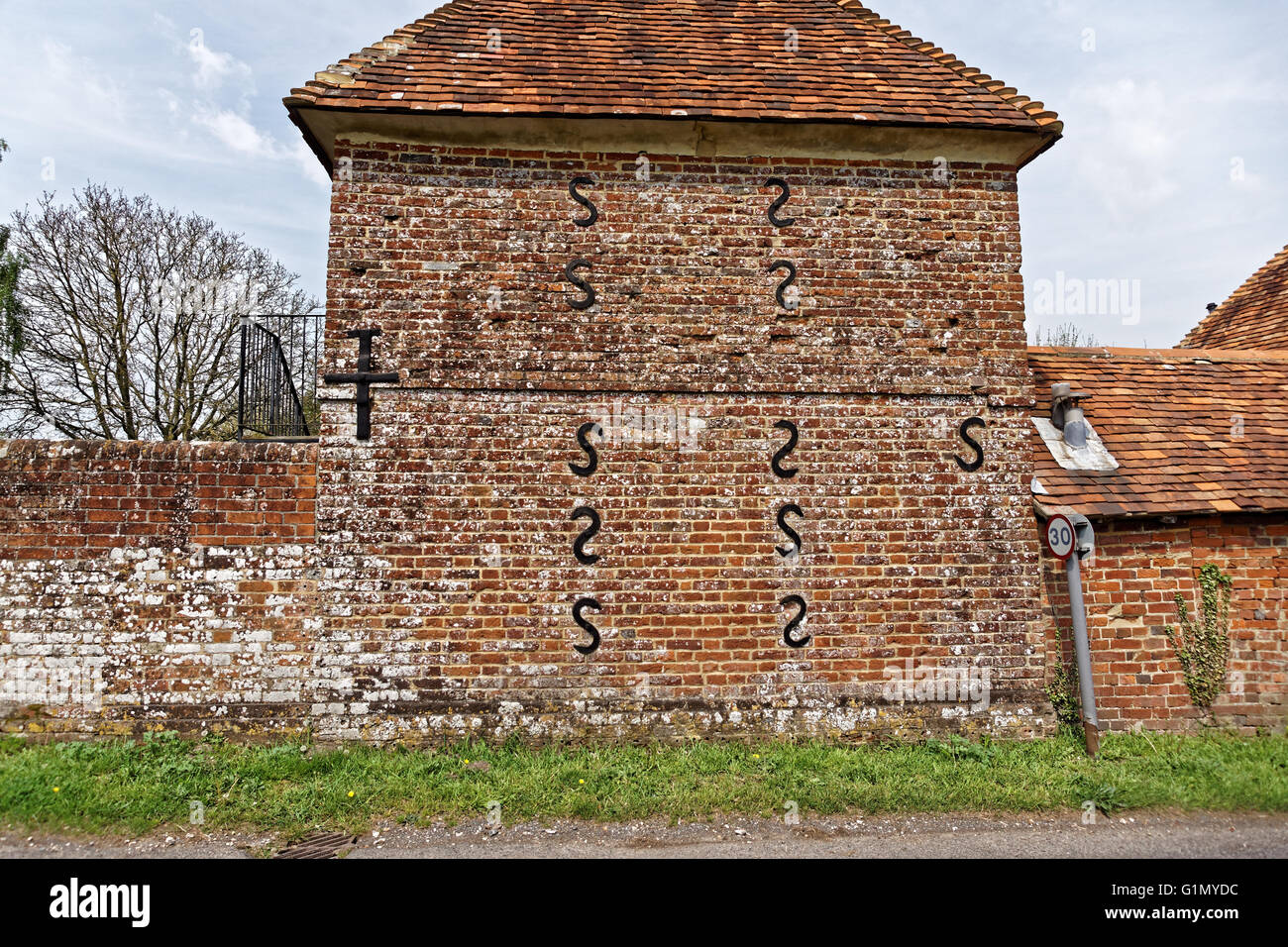 " S " shaped brickwork supports in building Stock Photo - Alamy