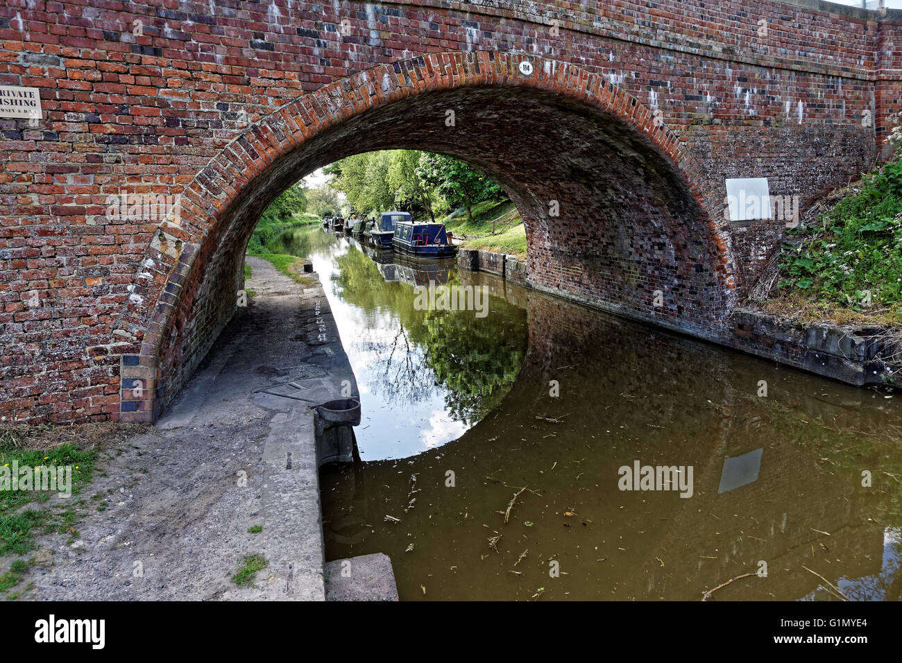 bridge over the Kennet and Avon Canal at Pewsey wharf Stock Photo - Alamy