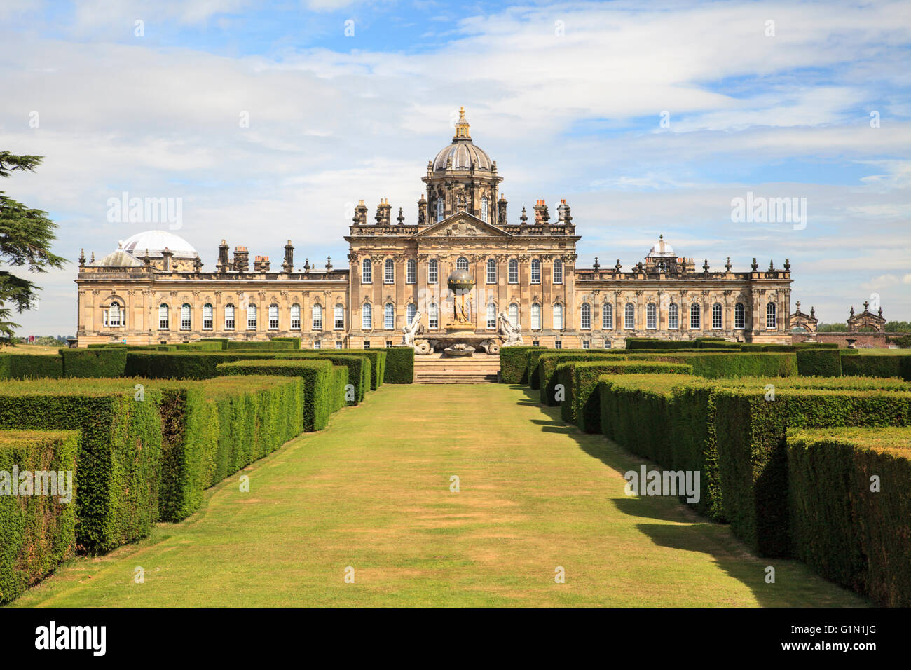 Castle howard exterior hi-res stock photography and images - Alamy