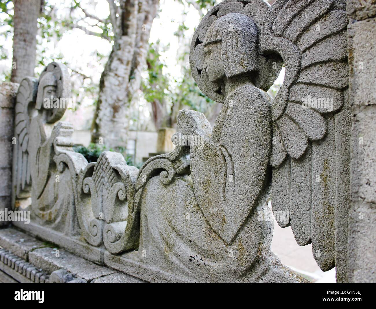 Angels statue hi-res stock photography and images - Alamy
