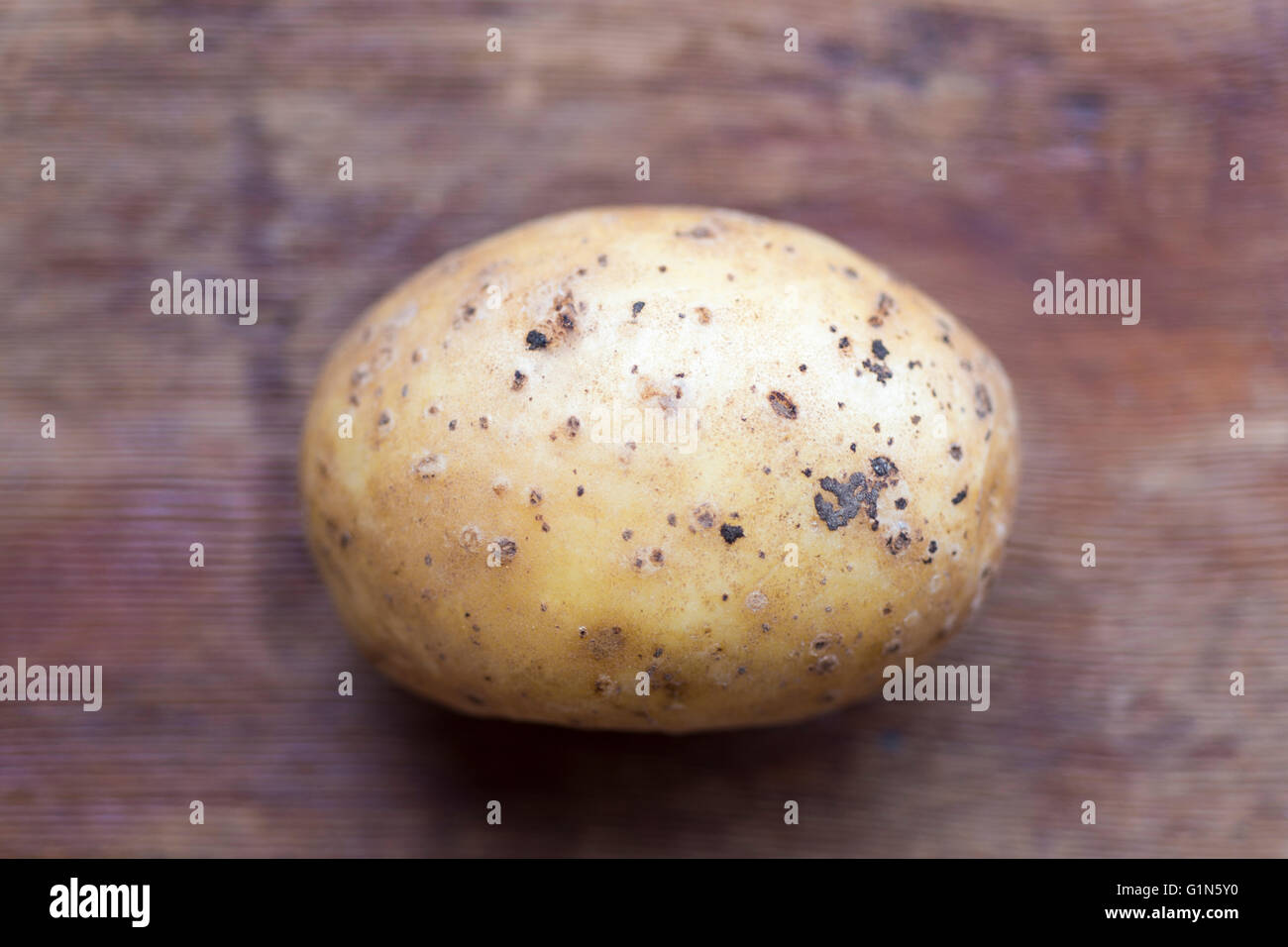 Single potato hi-res stock photography and images - Alamy