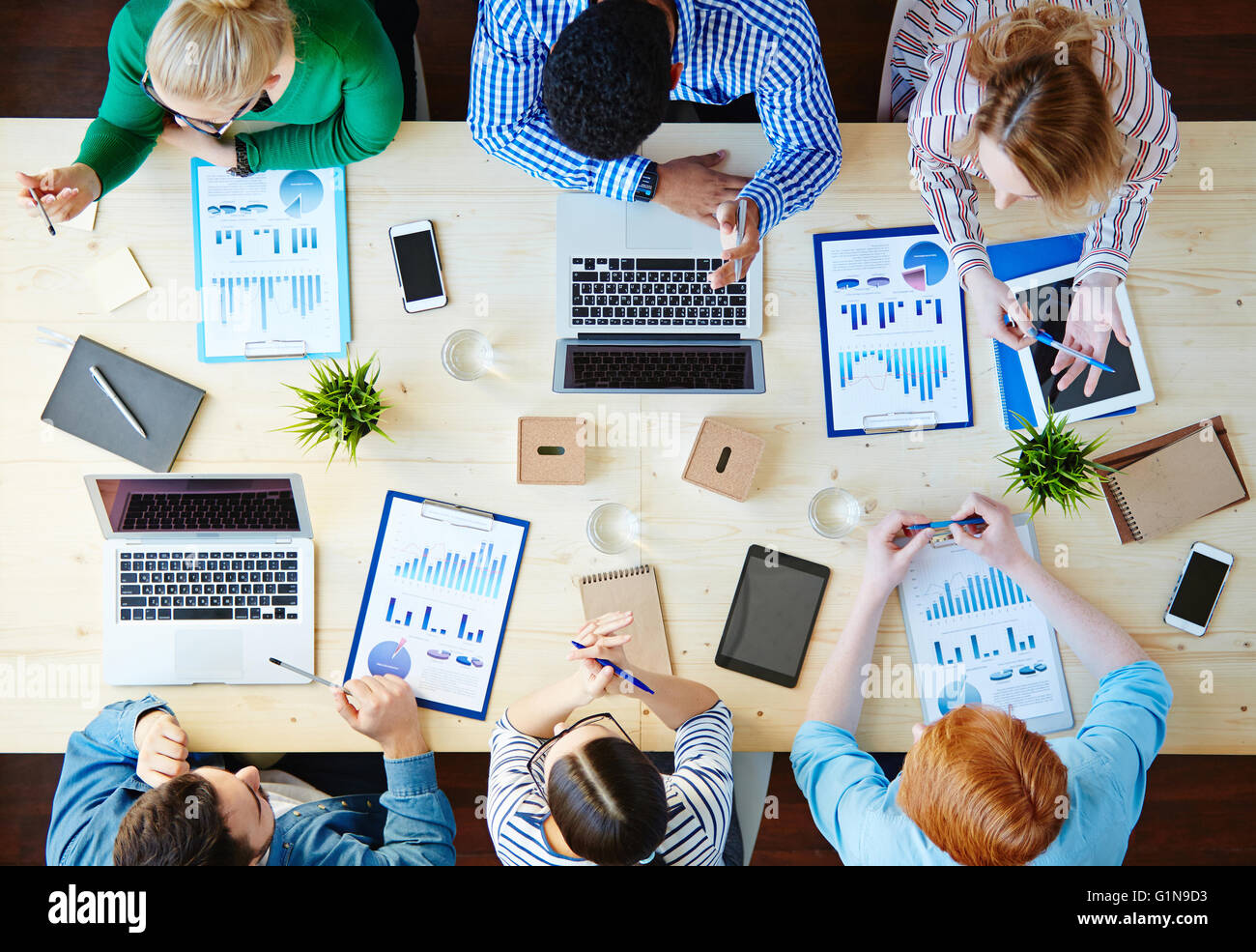Team discussion table hi-res stock photography and images - Alamy