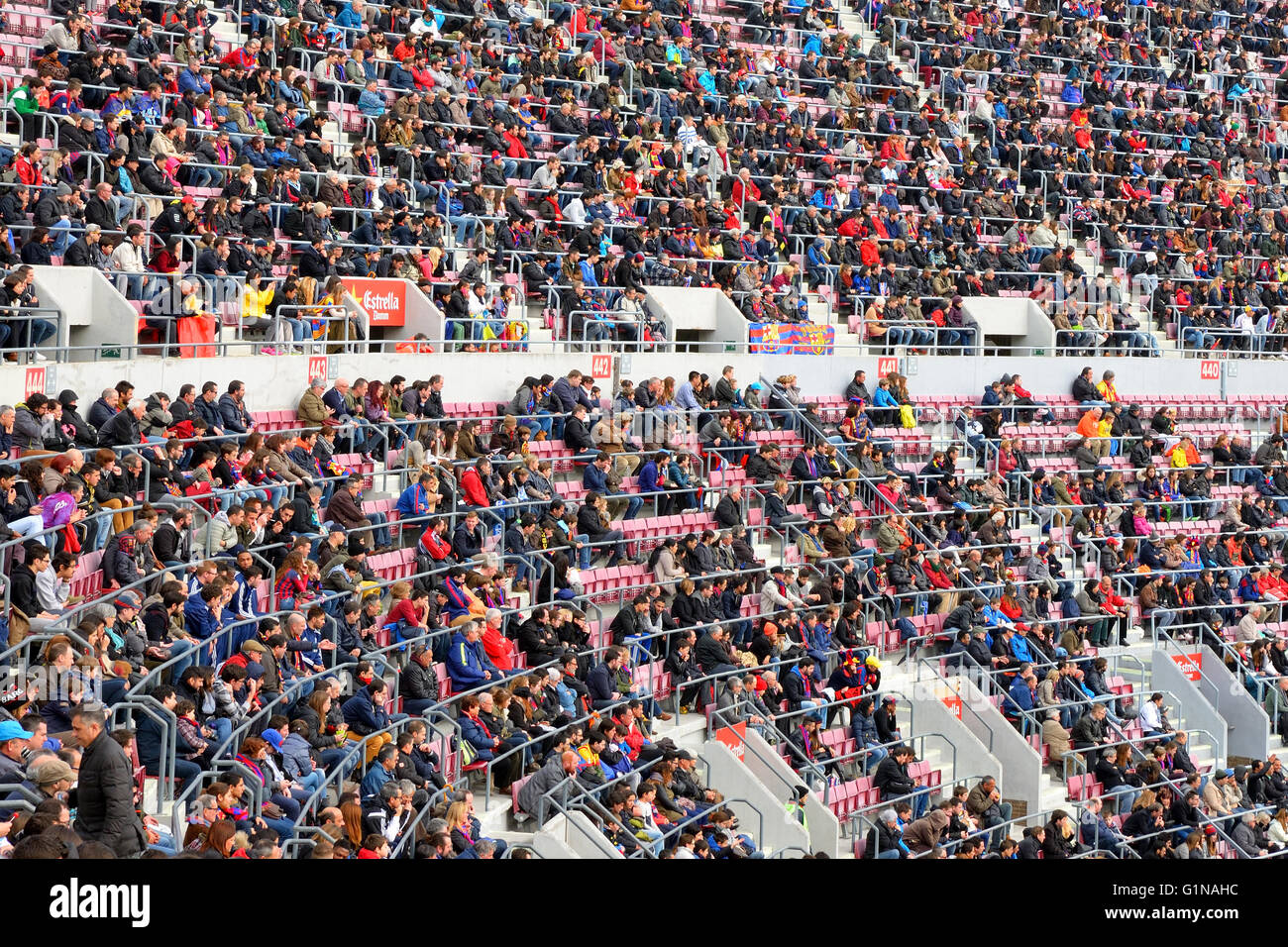 Soccer stadium crowd hi-res stock photography and images - Alamy