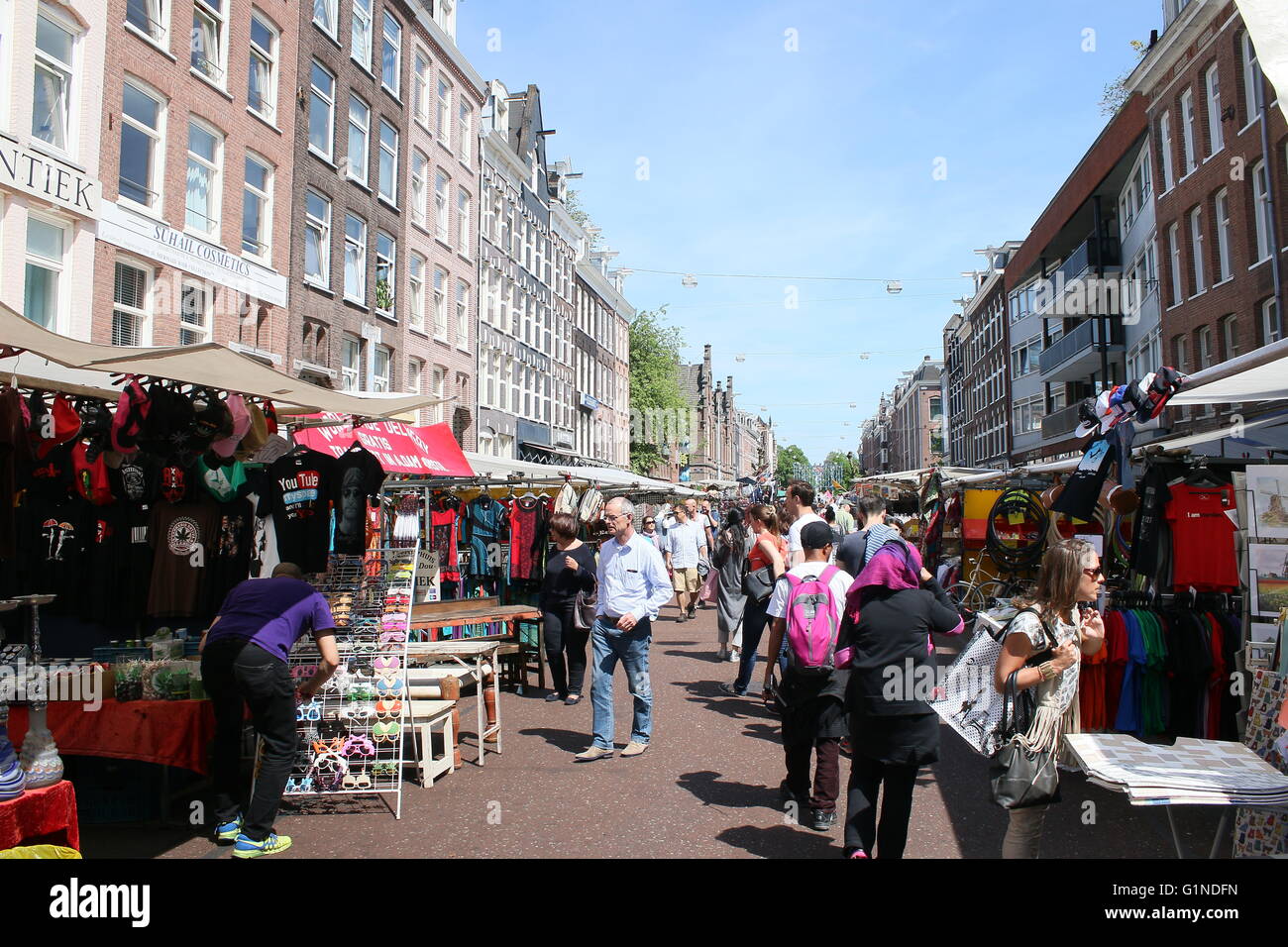 Street vendors and people shopping at busy Albert Cuyp Market, de Pijp ...