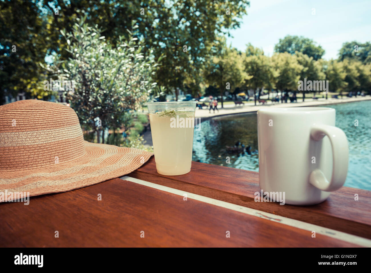 Drinks by the lake hi-res stock photography and images - Alamy
