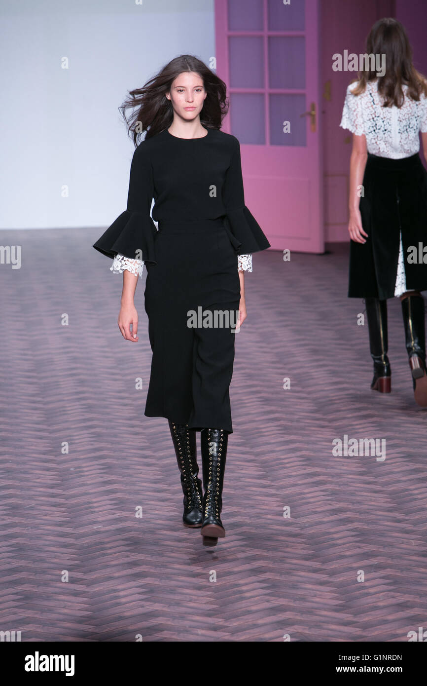 Black model, runway, fashion week hi-res stock photography and images ...