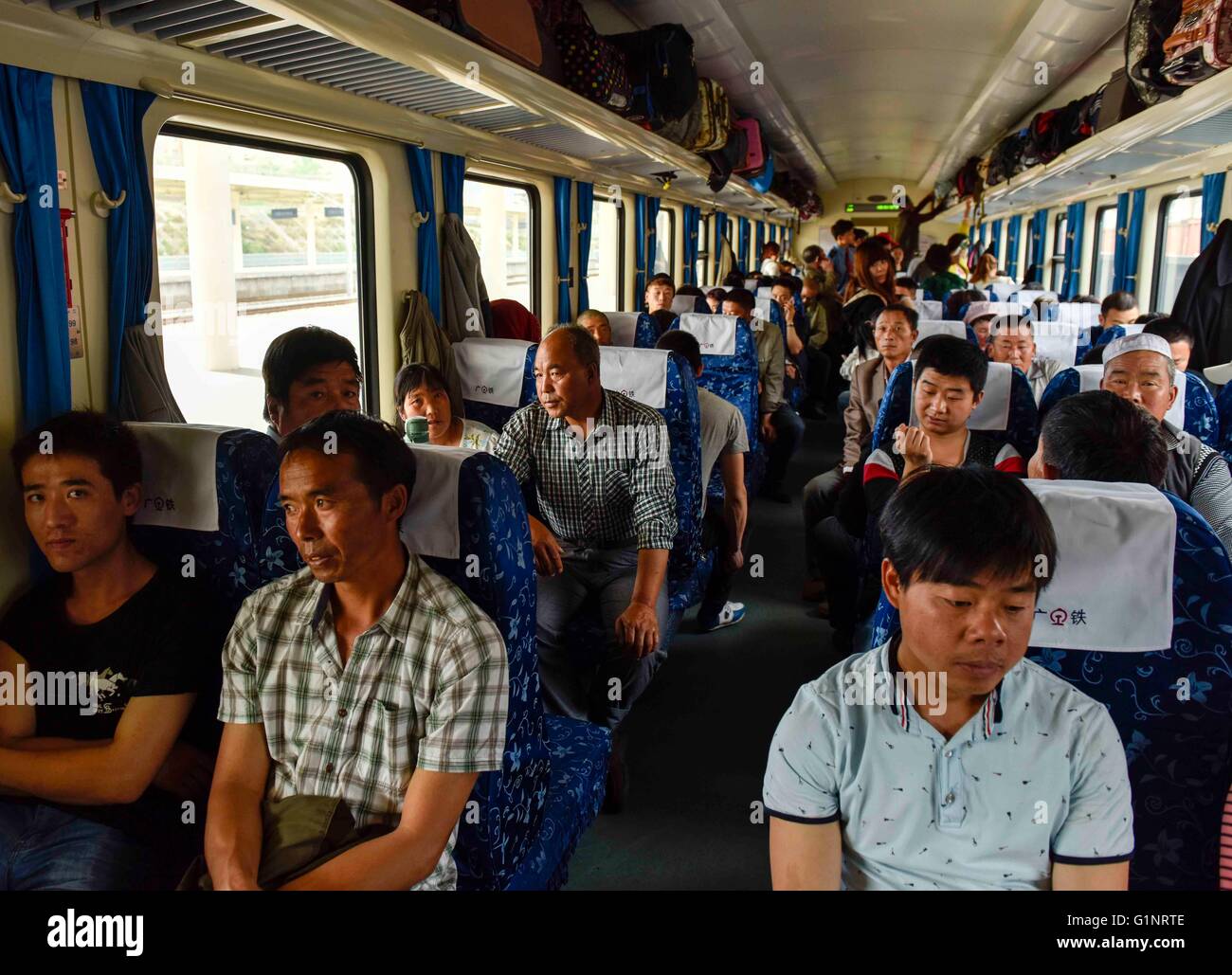 (160517) -- URUMQI, May 17, 2016 (Xinhua) -- Passengers are seen on the ...