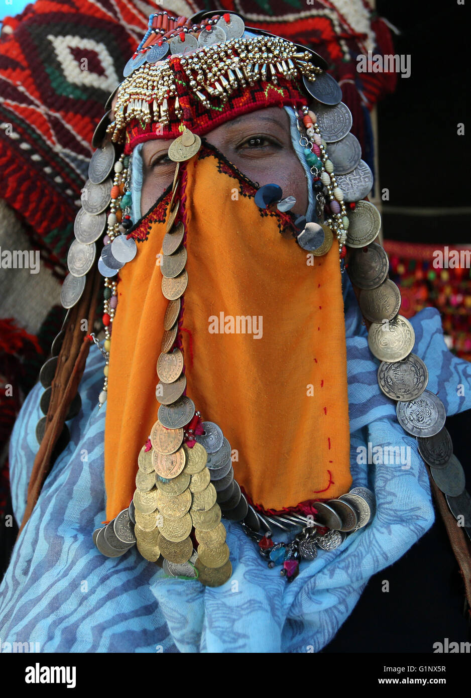 Gaza City, The Gaza Strip, Palestine. 17th May, 2016. Palestinian woman ...