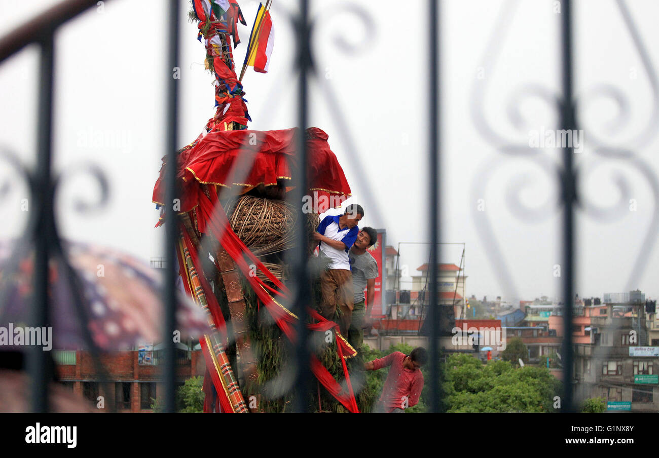 Lalitpur, Nepal. 17th May, 2016. Devotees climb on the chariot of Rato ...