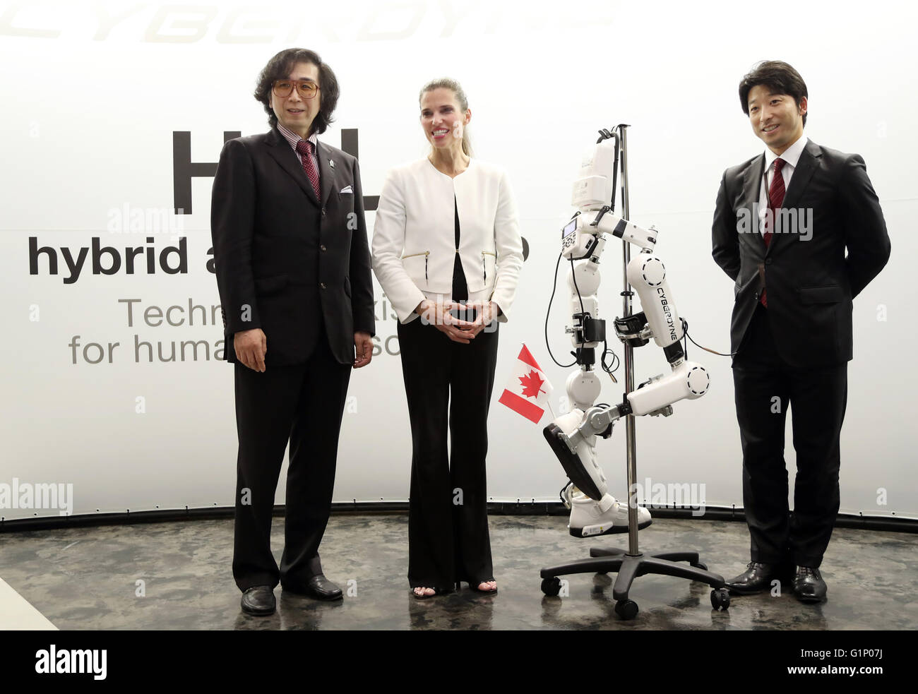 Tsukuba, Japan. 17th May, 2016. Canadian Science Minister Kirsty Duncan ...