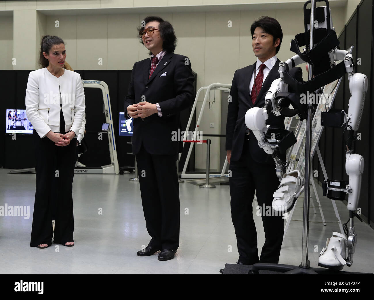 Tsukuba, Japan. 17th May, 2016. Canadian Science Minister Kirsty Duncan ...