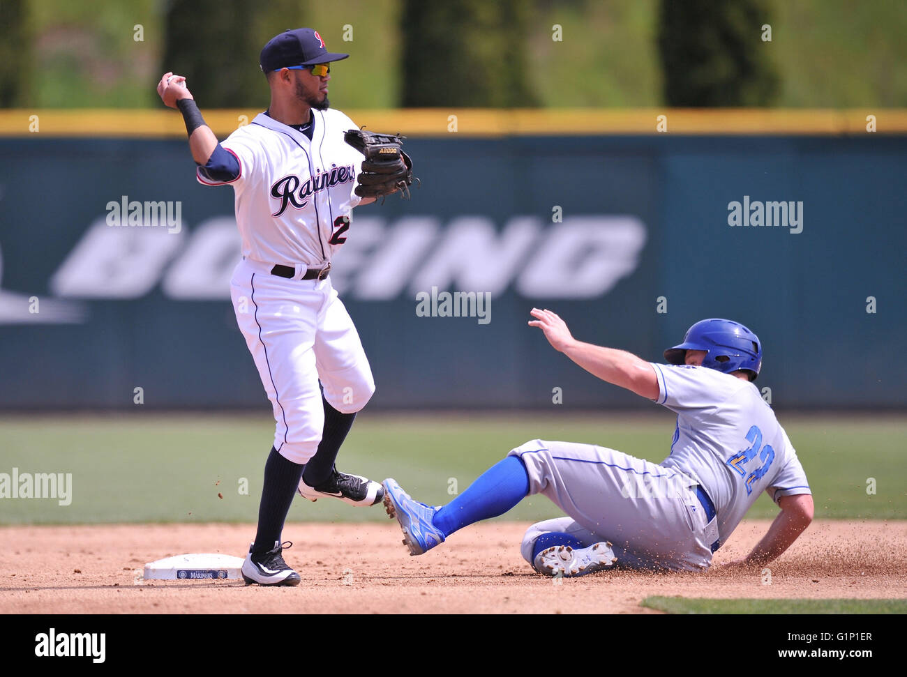Sliding into 2nd base hi-res stock photography and images - Alamy