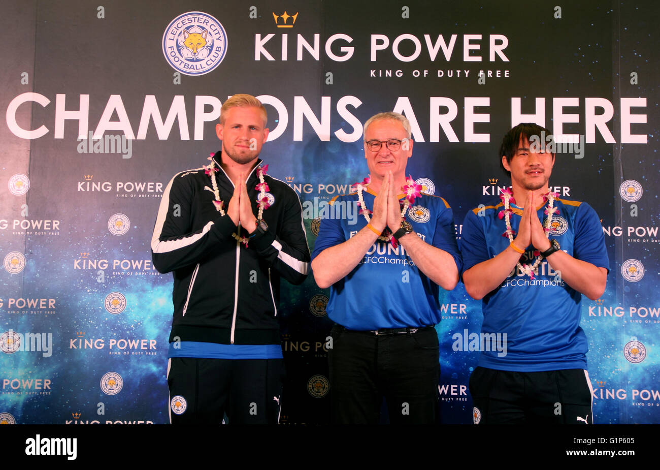 Kasper schmeichel premier league trophy hi-res stock photography and ...