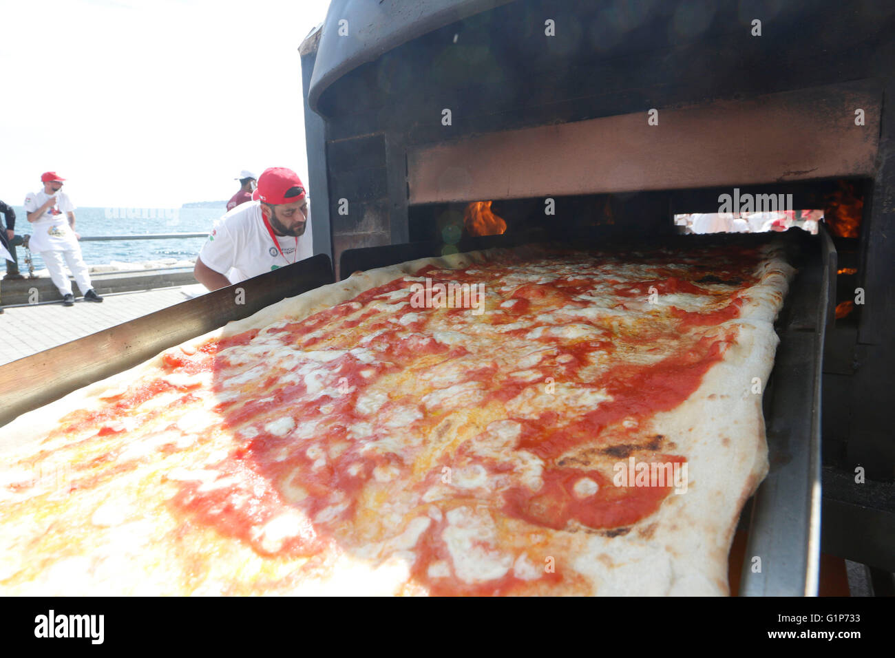 Napoli, Italy. 18th May, 2016. The longest pizza in the World make on ...
