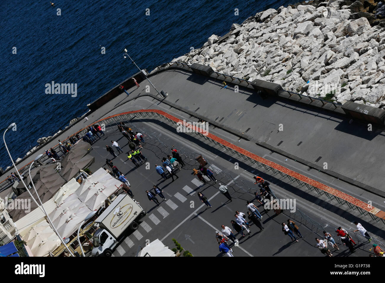 Napoli, Italy. 18th May, 2016. The longest pizza in the World make on ...