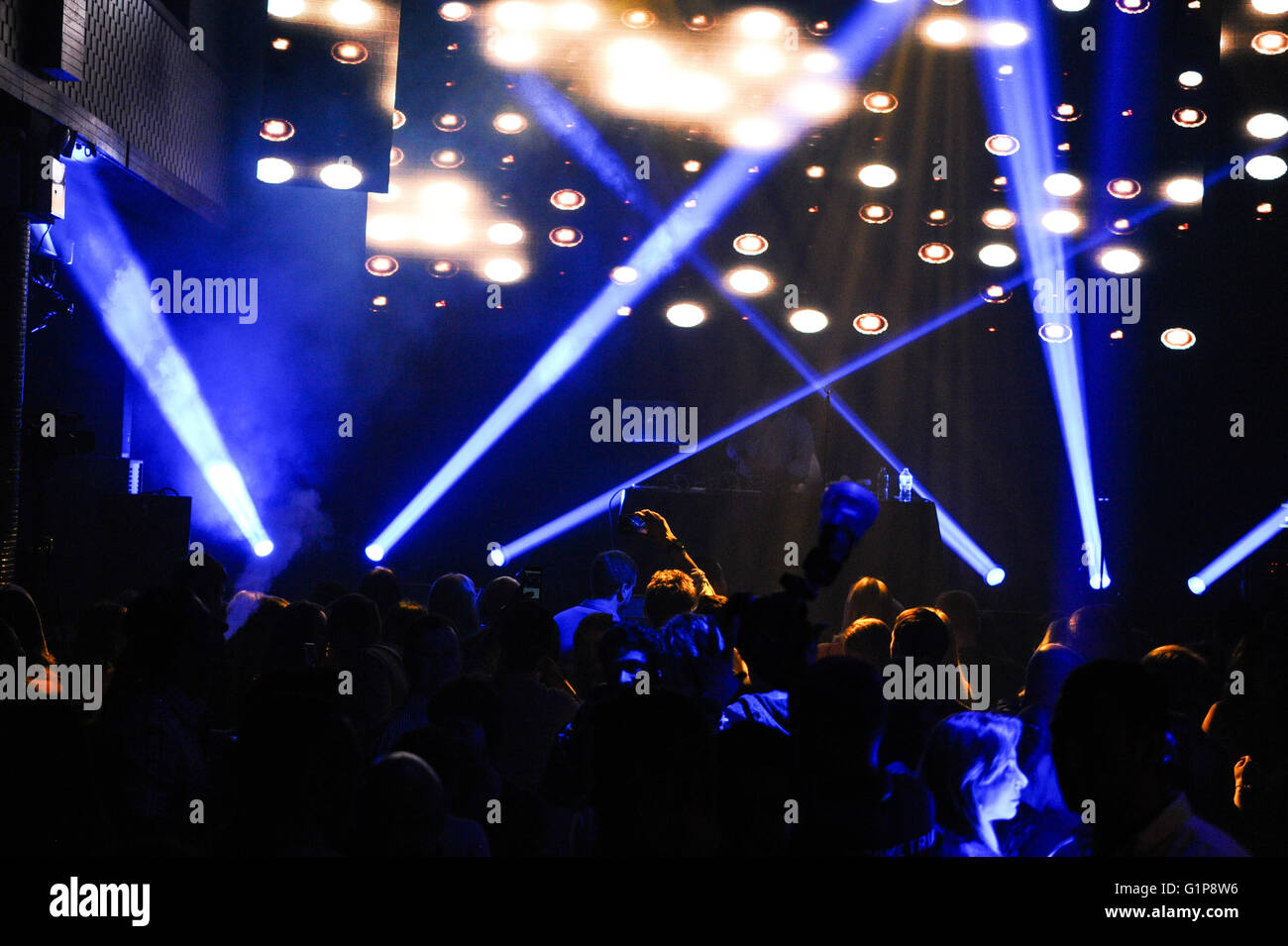 Crowd at the music concert at Stage 48 Club Stock Photo - Alamy