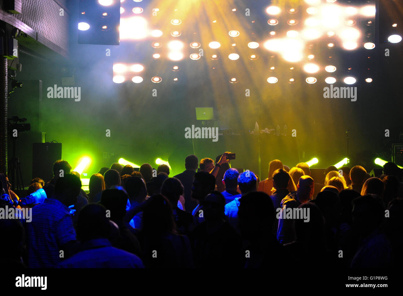 Crowd at the music concert at Stage 48 Club Stock Photo - Alamy