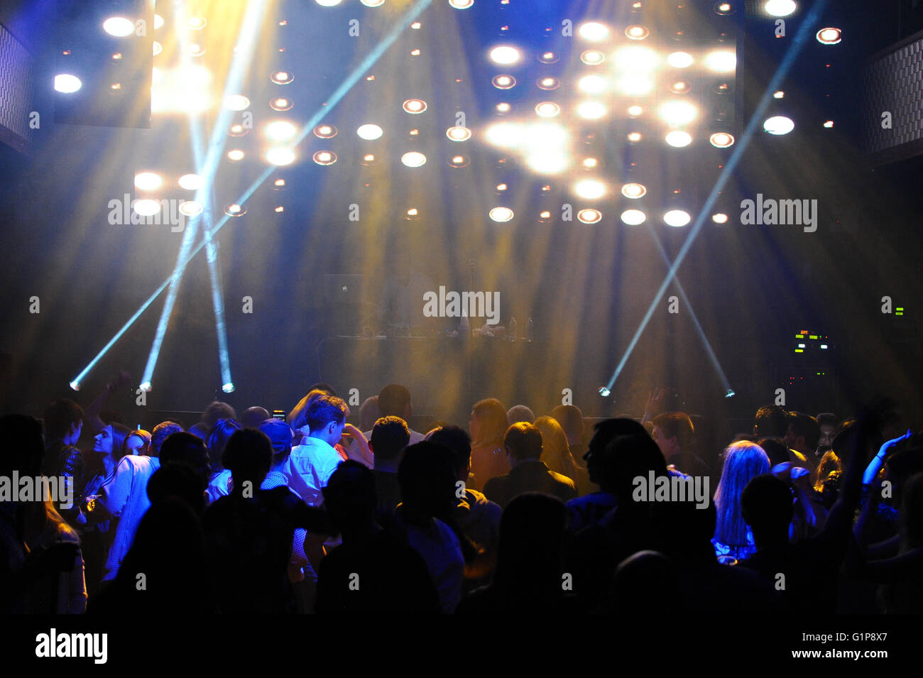 Crowd at the music concert at Stage 48 Club Stock Photo - Alamy