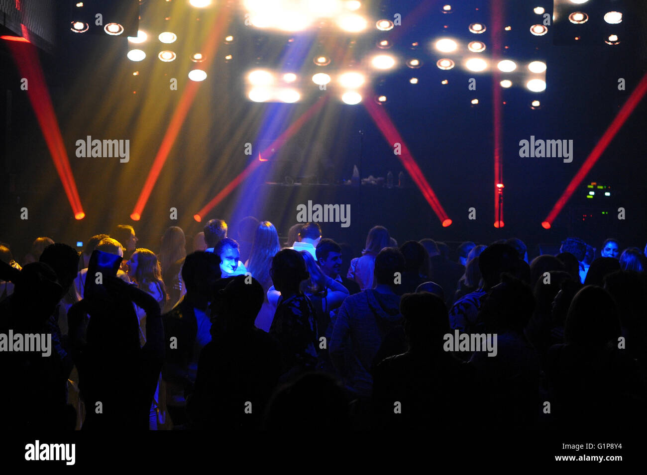 Crowd at the music concert at Stage 48 Club Stock Photo - Alamy