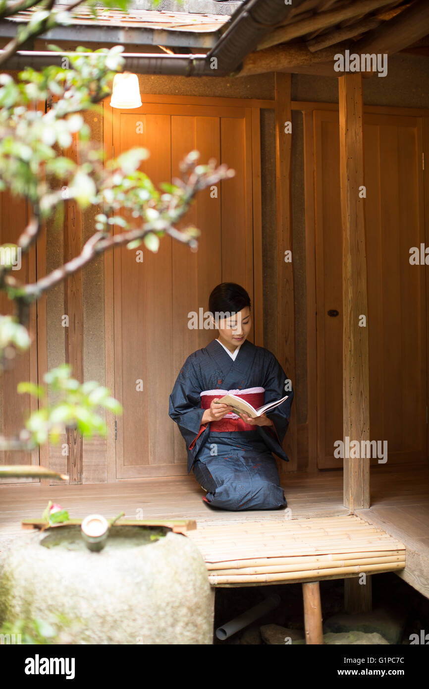 Japanese woman in kimono reading hi-res stock photography and images ...