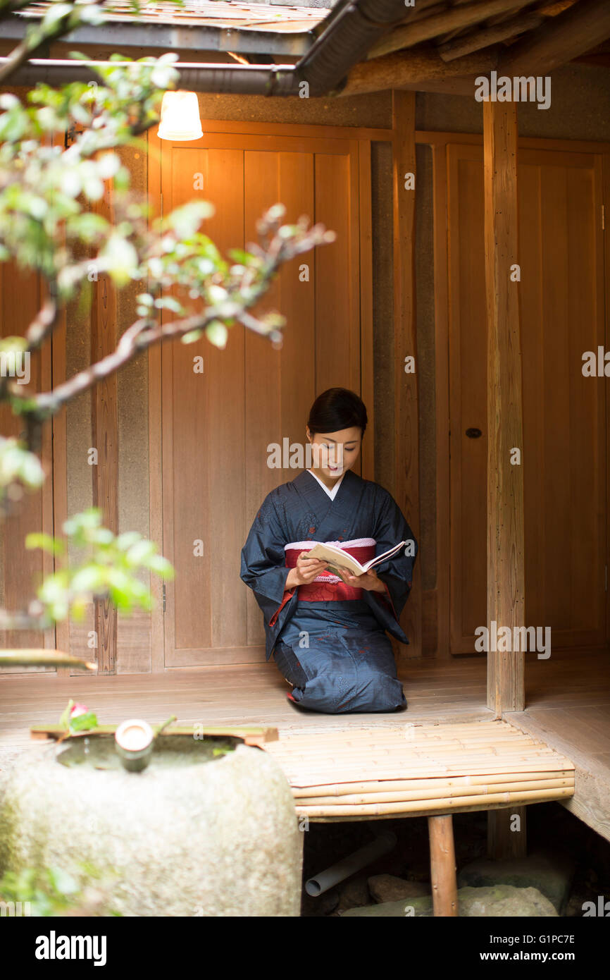Japanese woman in kimono reading hi-res stock photography and images ...