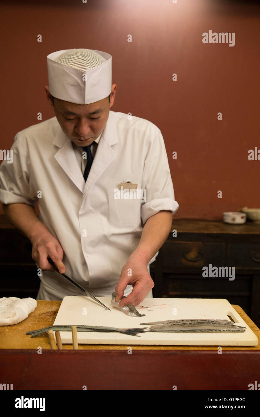 Japanese cook preparing fish Stock Photo - Alamy
