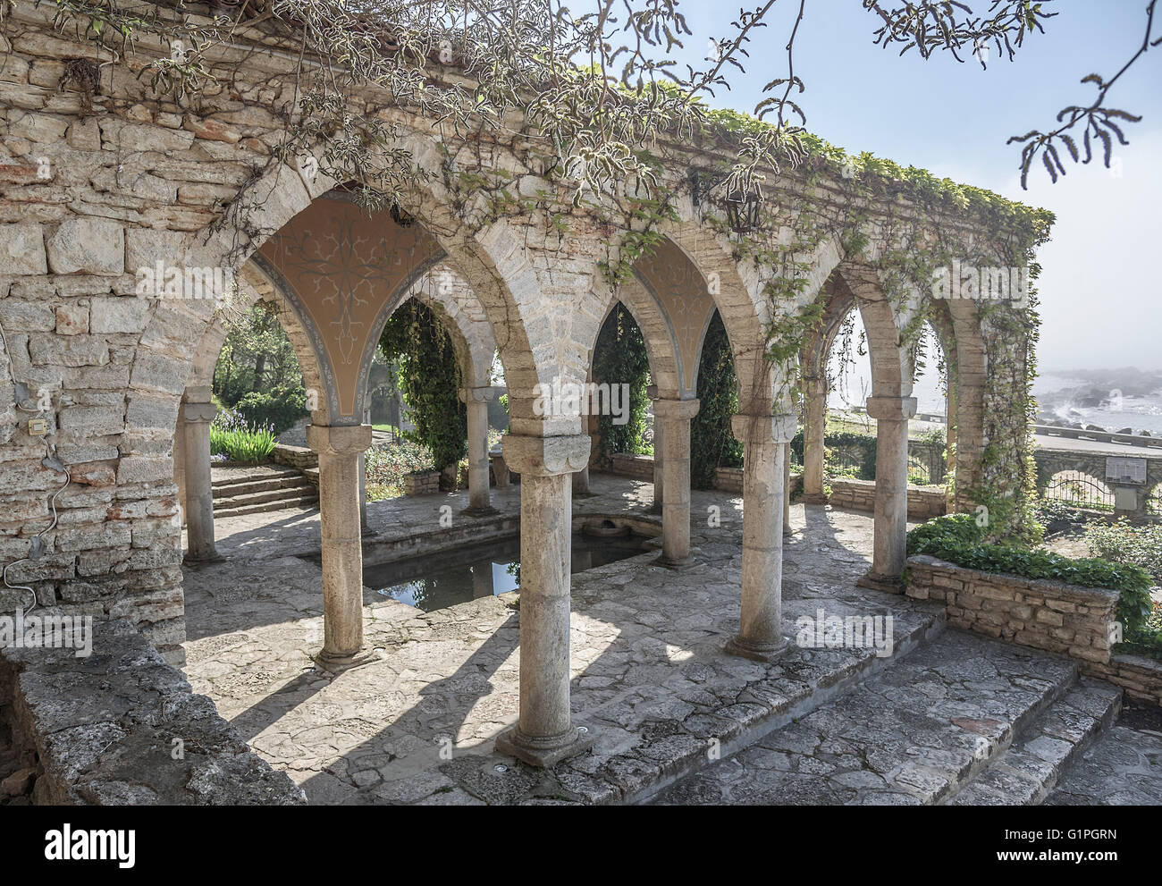 Roman style garden room hi-res stock photography and images - Alamy