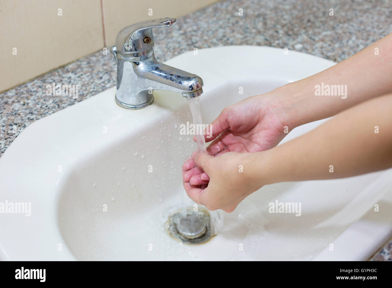 Hand washing sink hi-res stock photography and images - Alamy