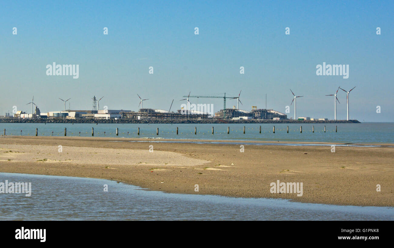 Industry harbour zeebrugge hi-res stock photography and images - Alamy