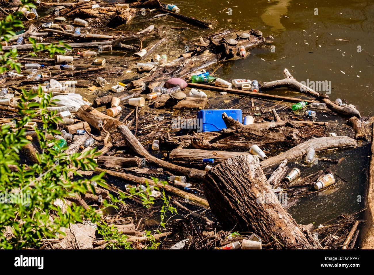 Waterway littering hi-res stock photography and images - Alamy