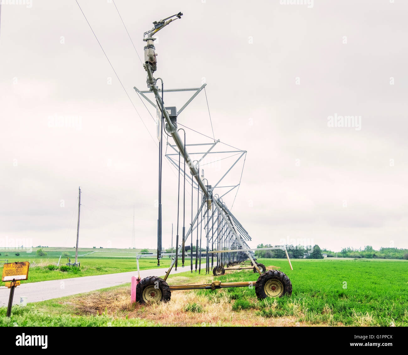 Overhead irrigation machine hi-res stock photography and images - Alamy