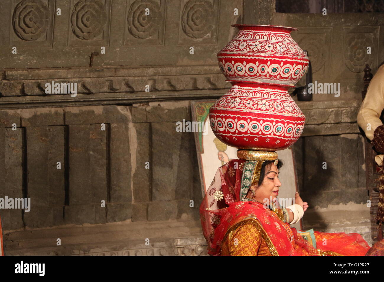 Traditional rajasthani old lady hi-res stock photography and images - Alamy