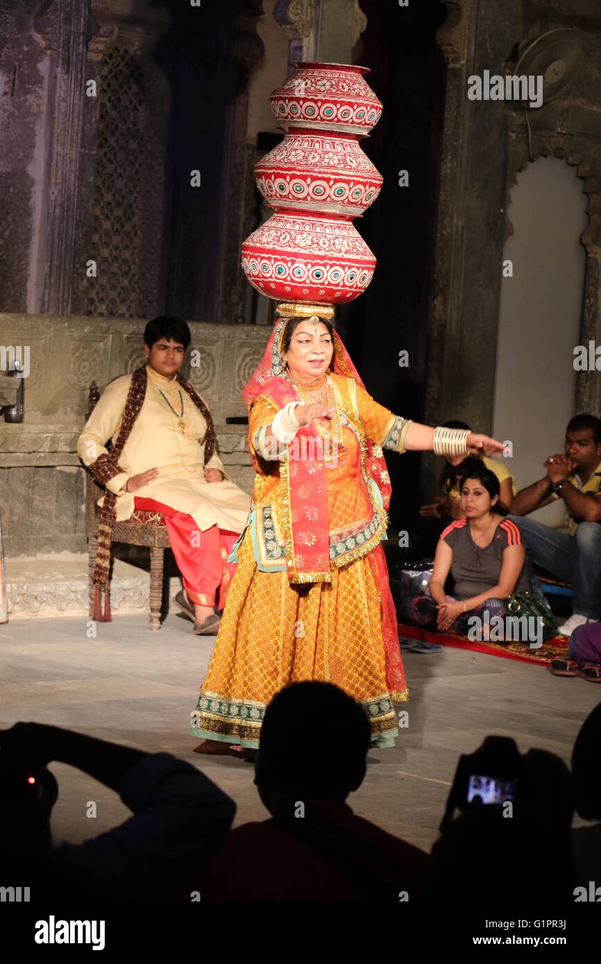 Rajasthani traditional dance Stock Photo - Alamy
