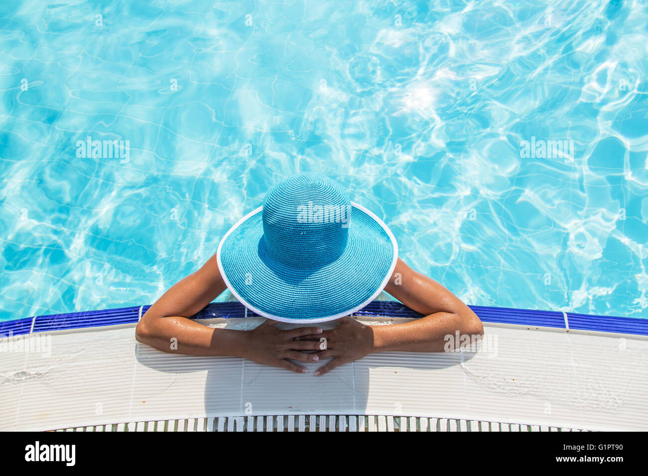 Woman in sun hat in the swimming pool. Top view Stock Photo - Alamy