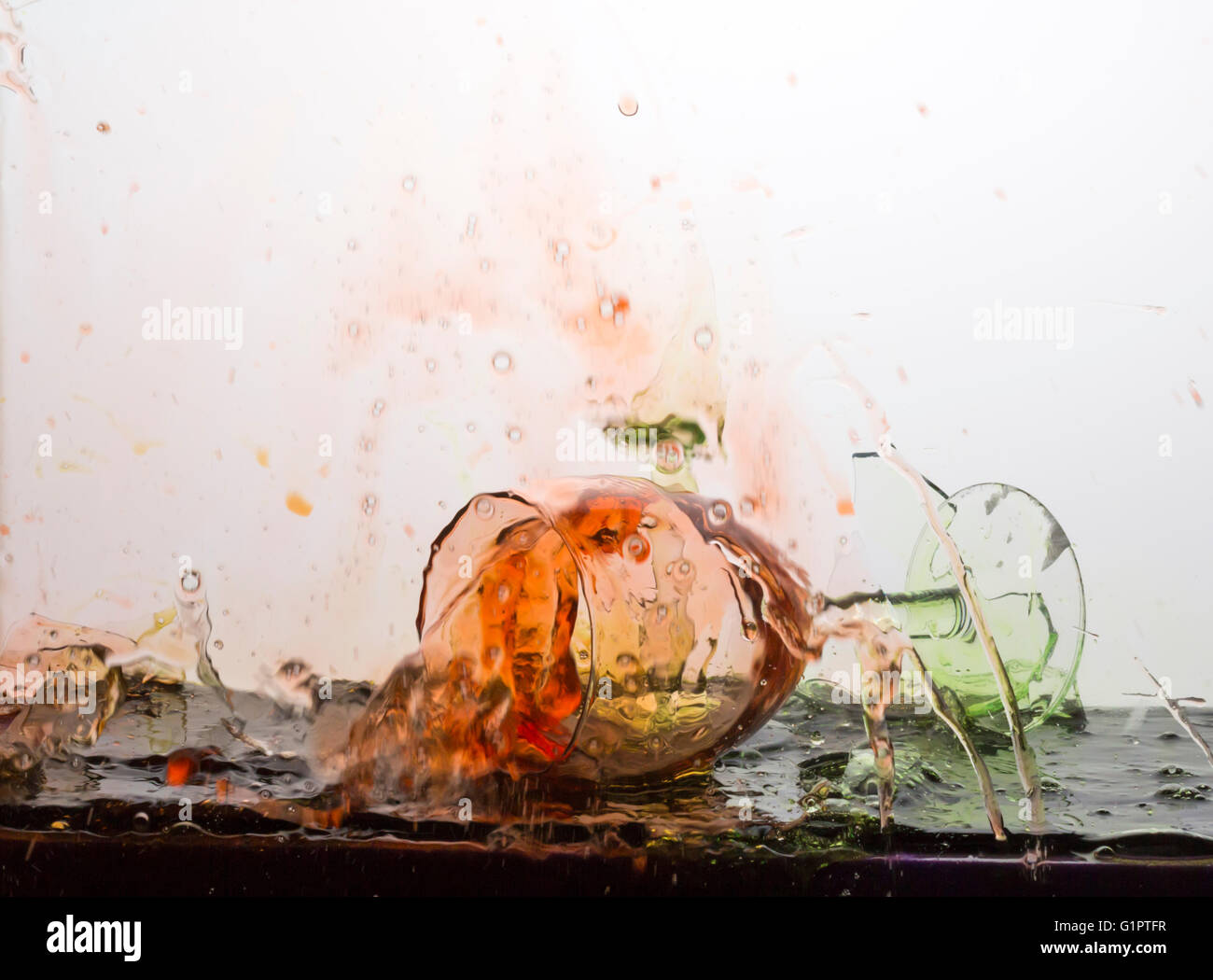 Dropped wine glass with liquid splashing hi-res stock photography and ...