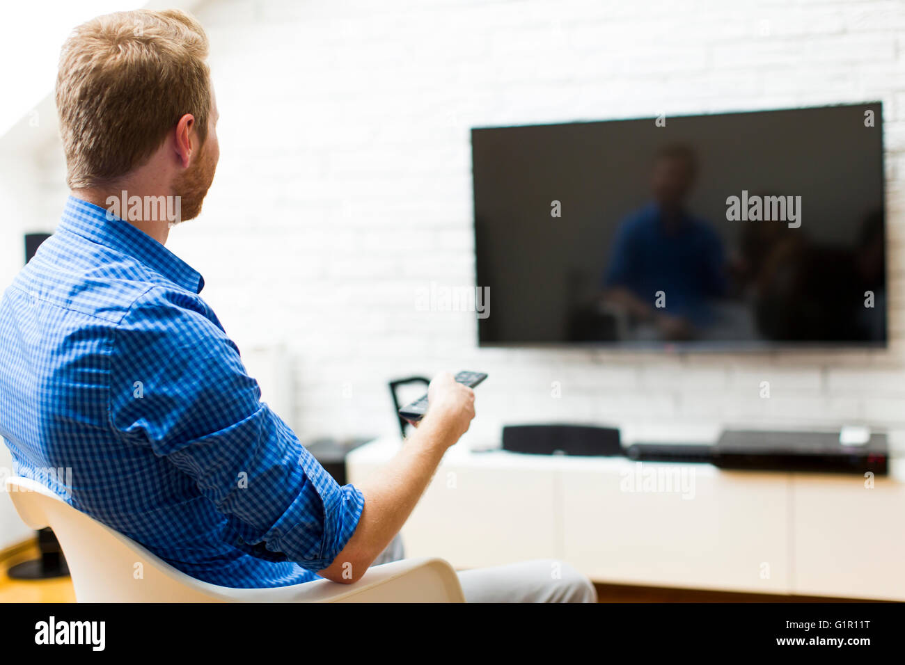 Man holding tv remote hi-res stock photography and images - Alamy