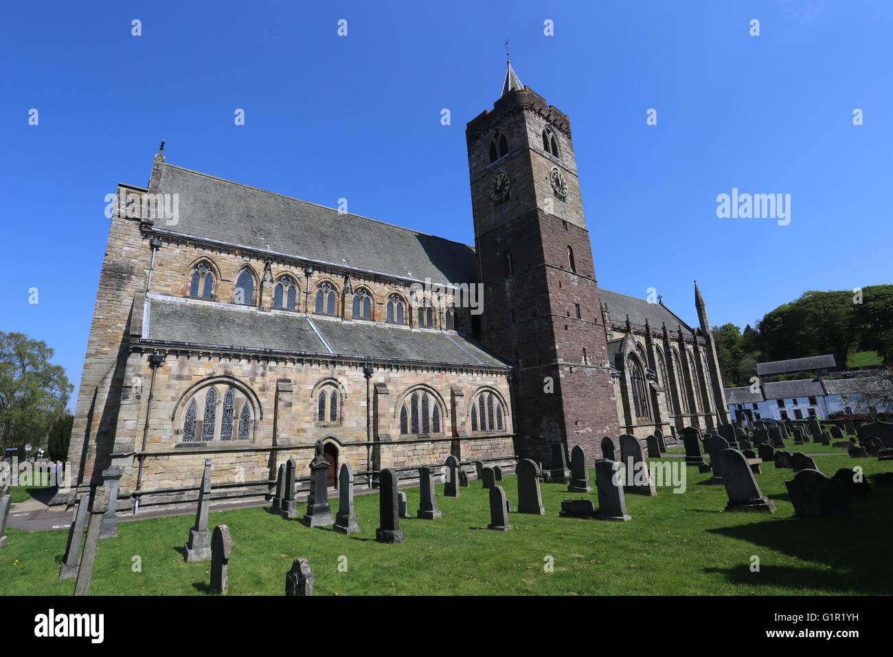 Dunblane cathedral and graveyard hi-res stock photography and images ...
